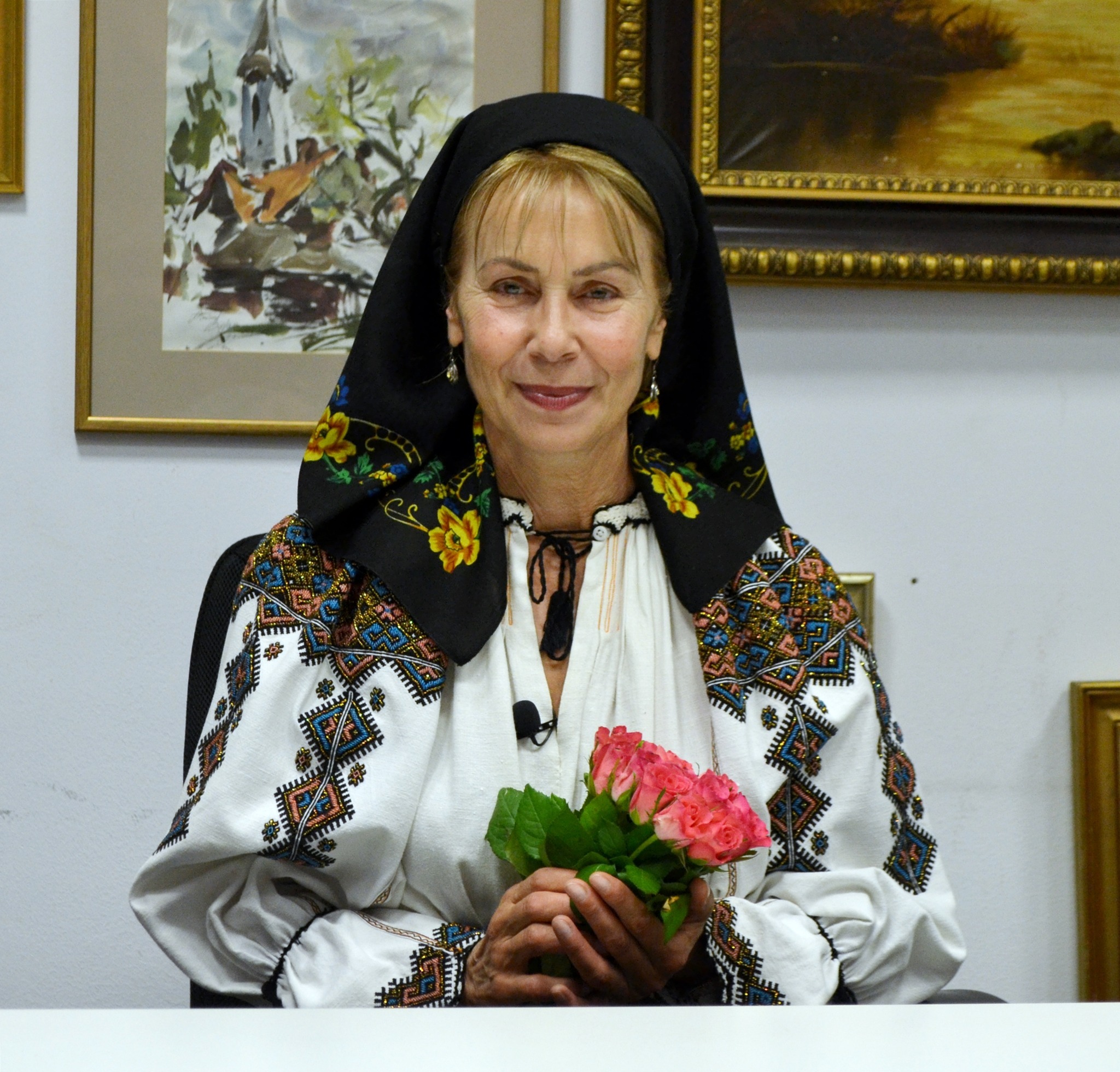 Orele 15.00 , vine in studioul nostru Ioana Roman , interpret de muzică ...