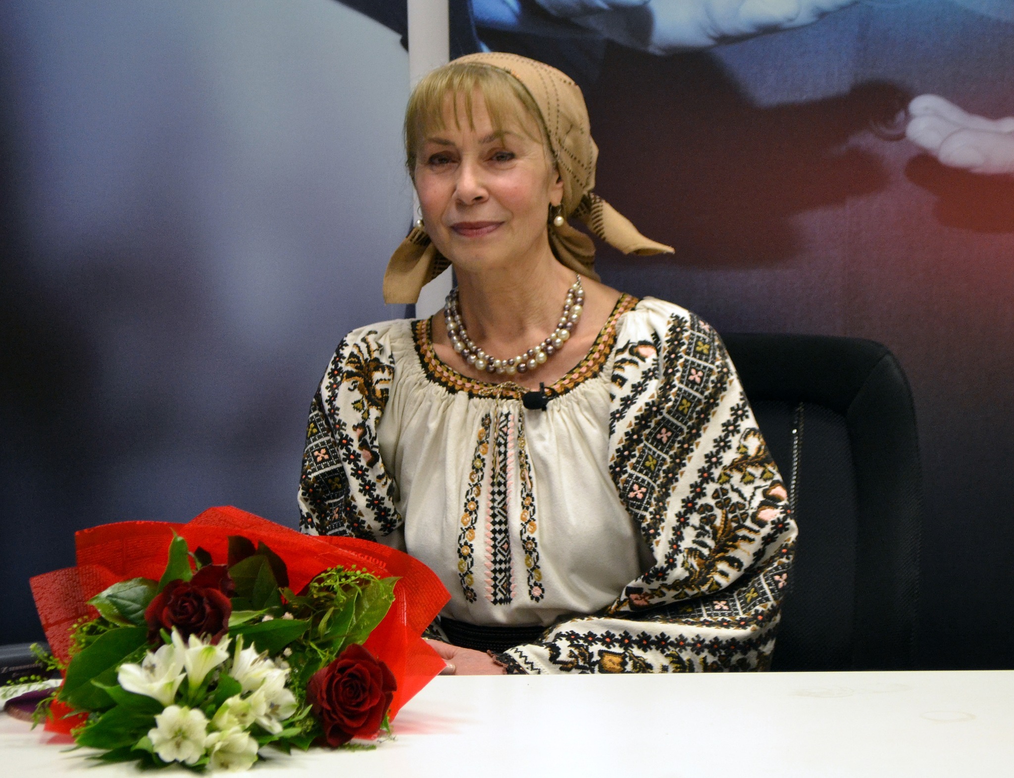 Orele 15.00 , revine in studioul nostru Ioana Roman , interpret de ...